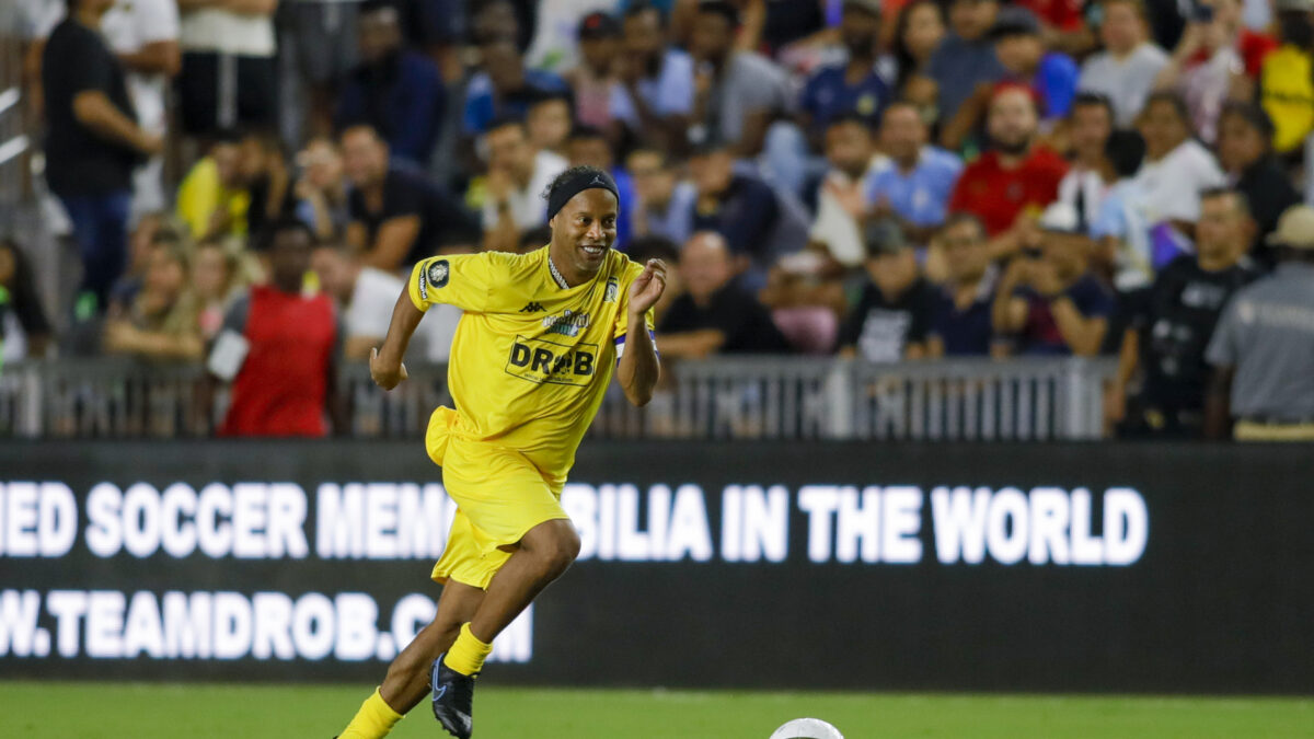 Ronaldinho Teams Up with Former Manchester United Stars for Match in ...